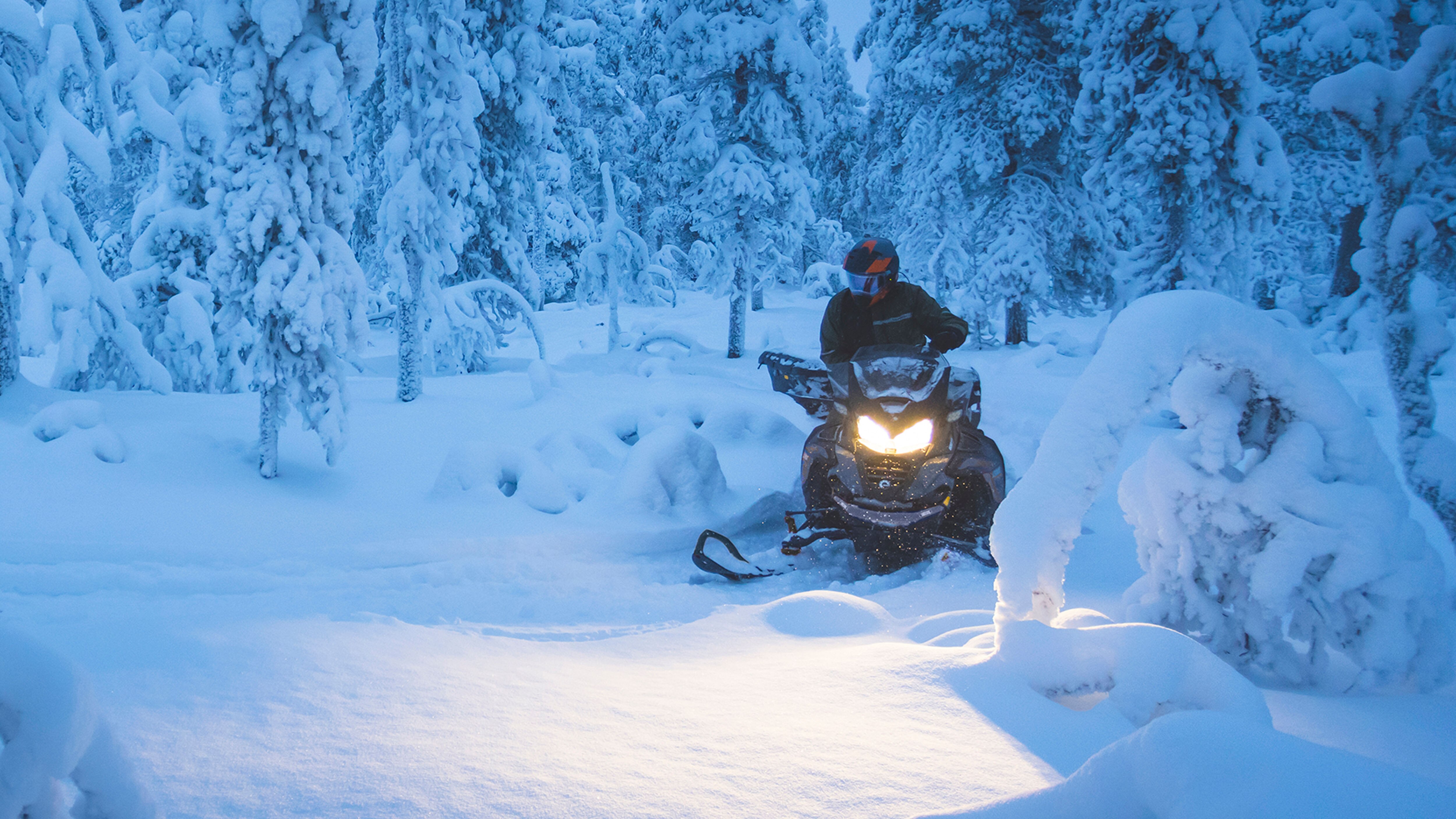 2025 Commander Crossover Snowmobiles - Lynx